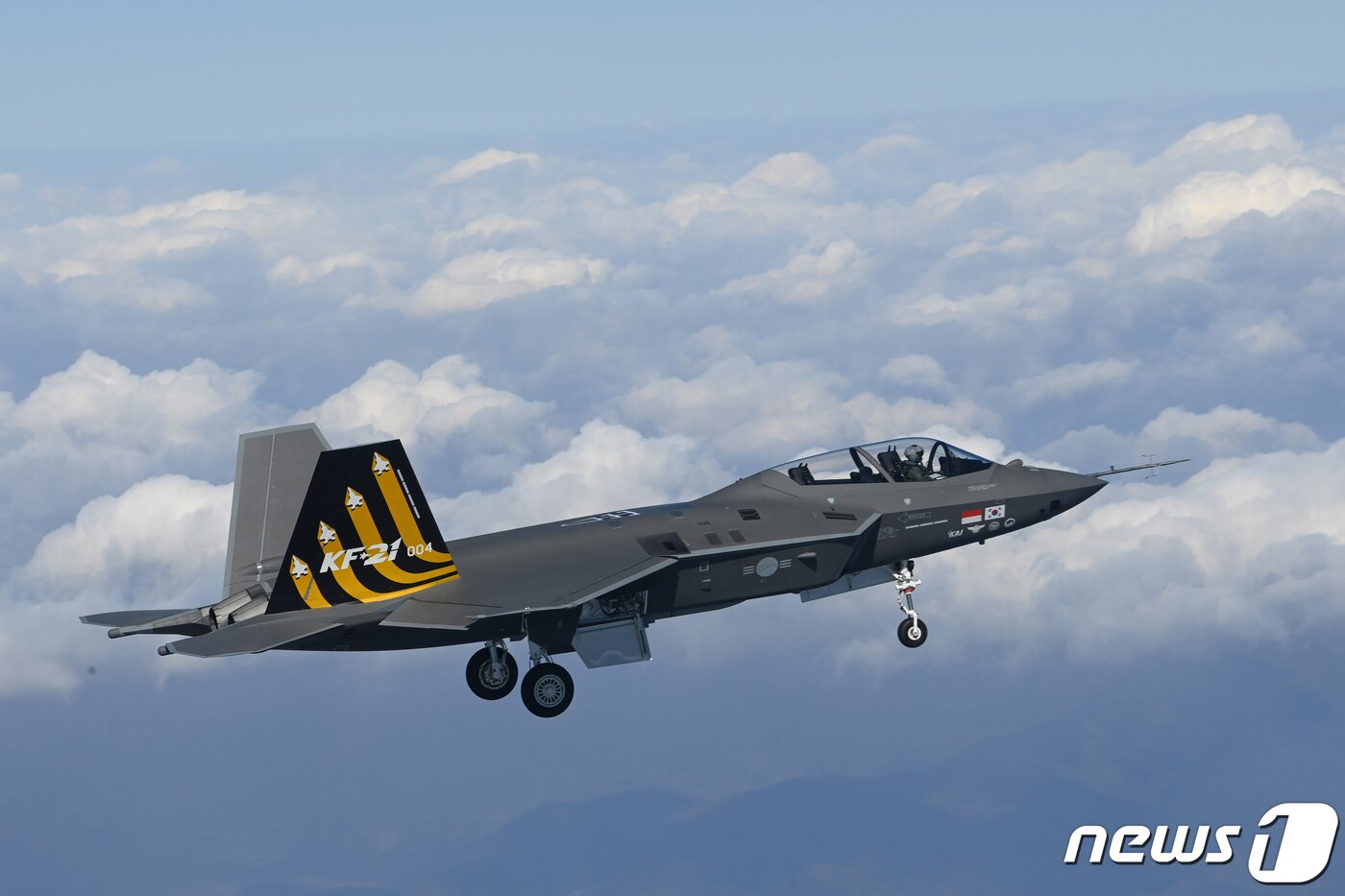 [뉴스1 PICK]국산 초음속 전투기 KF-21, 마지막 '6호기'도 비행 성공 - 뉴스1