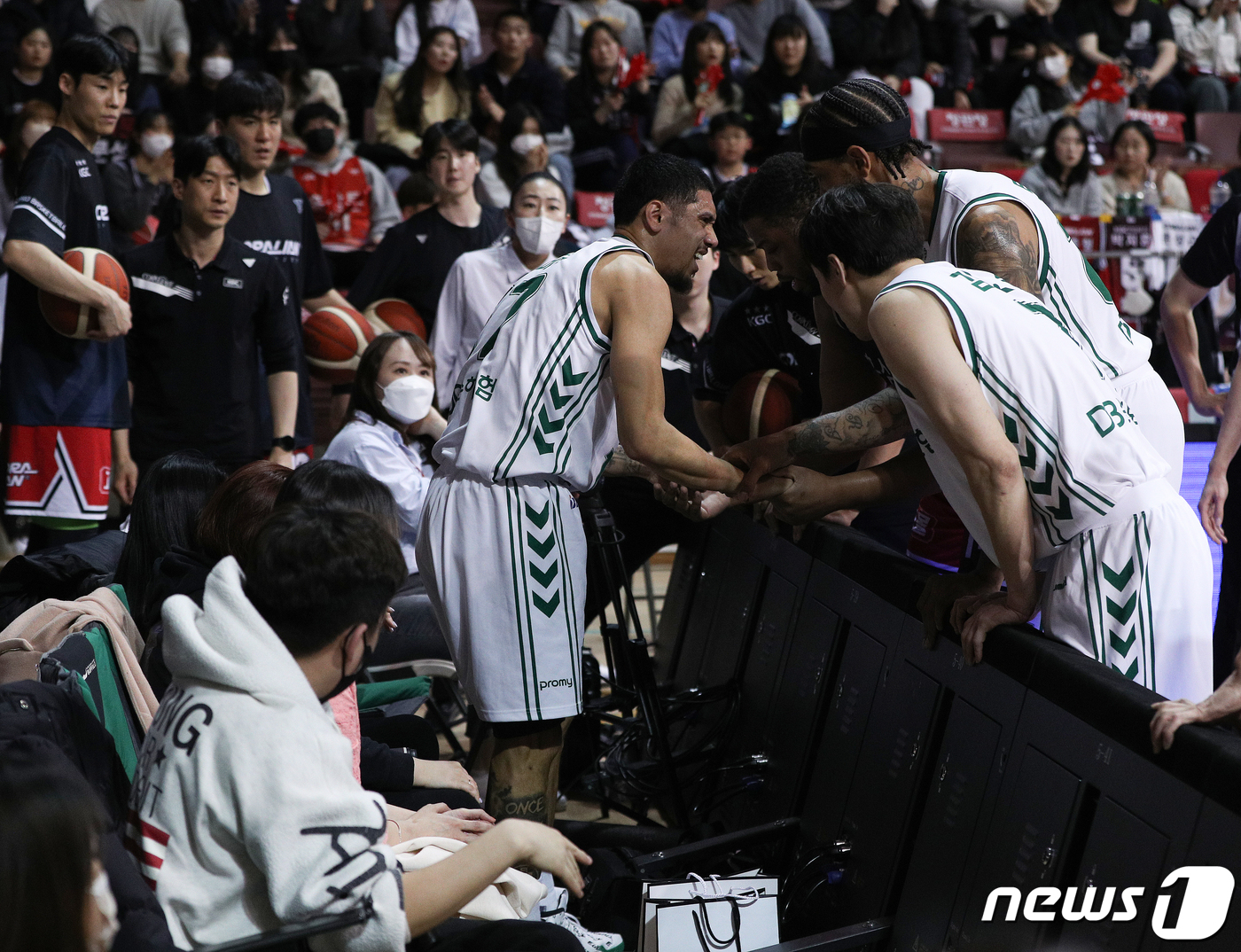 DB 알비노 '몸 사리지 않는 플레이' - 뉴스1