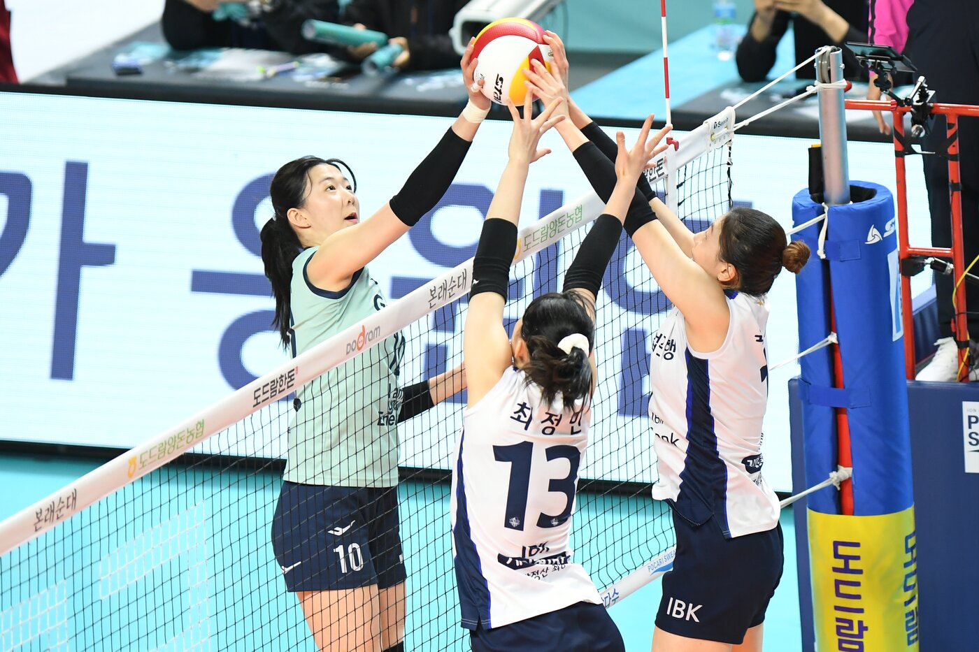 '타이스 27점' 4위 한국전력, OK금융그룹 제압…준PO 눈앞 - 뉴스1