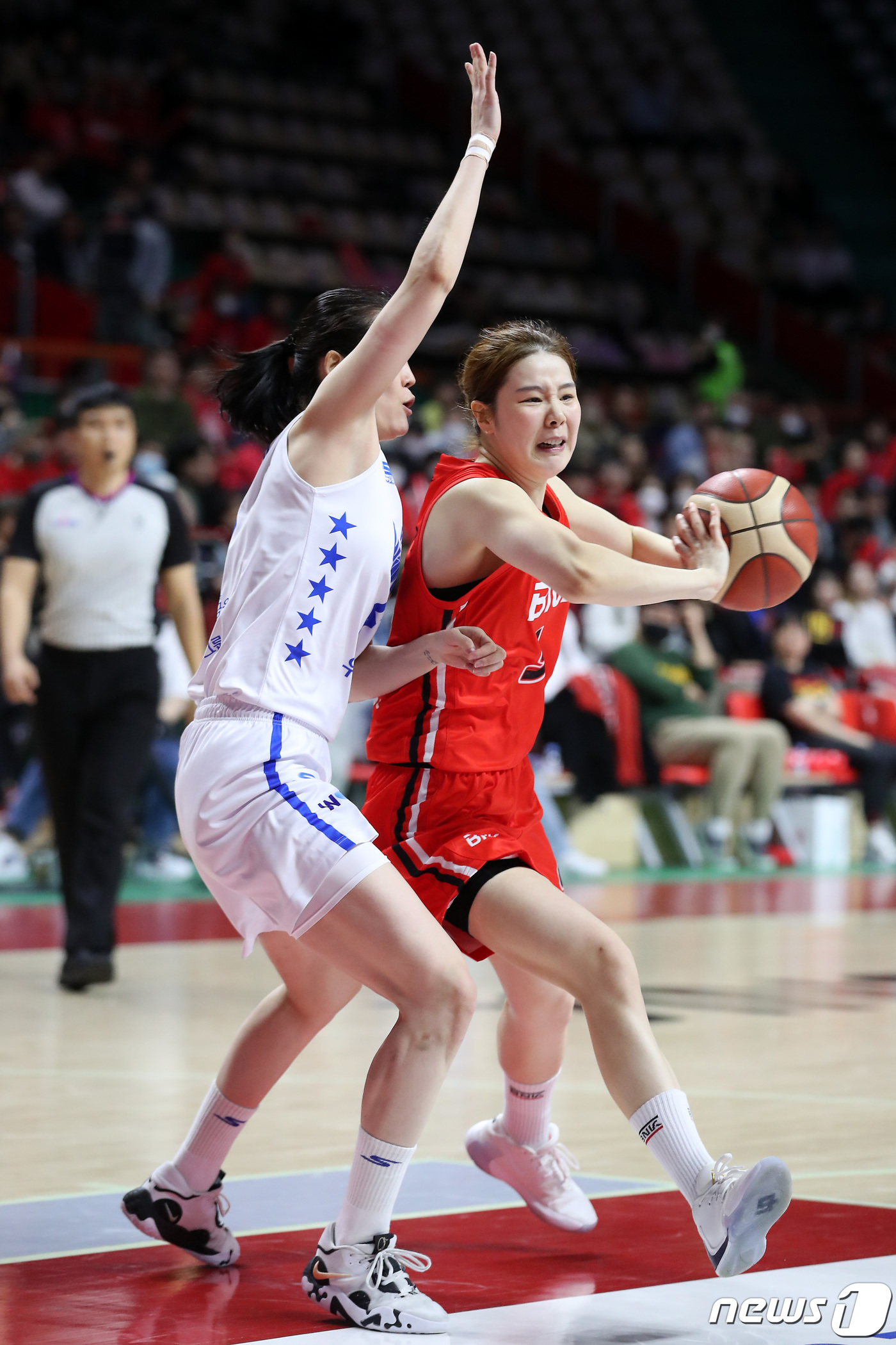 김시온 '수비를 피해' - 뉴스1