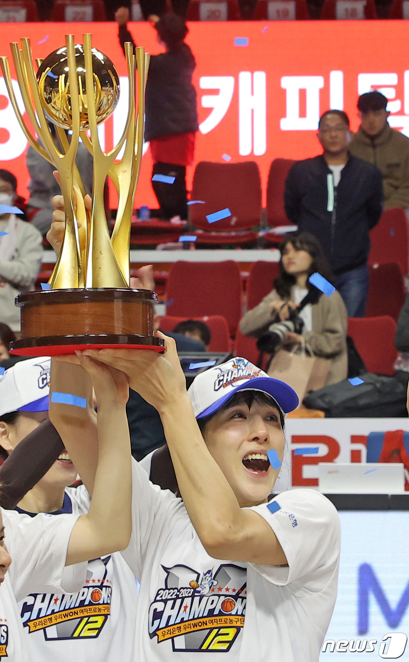 MVP 김단비 '우승했어요!' - 뉴스1