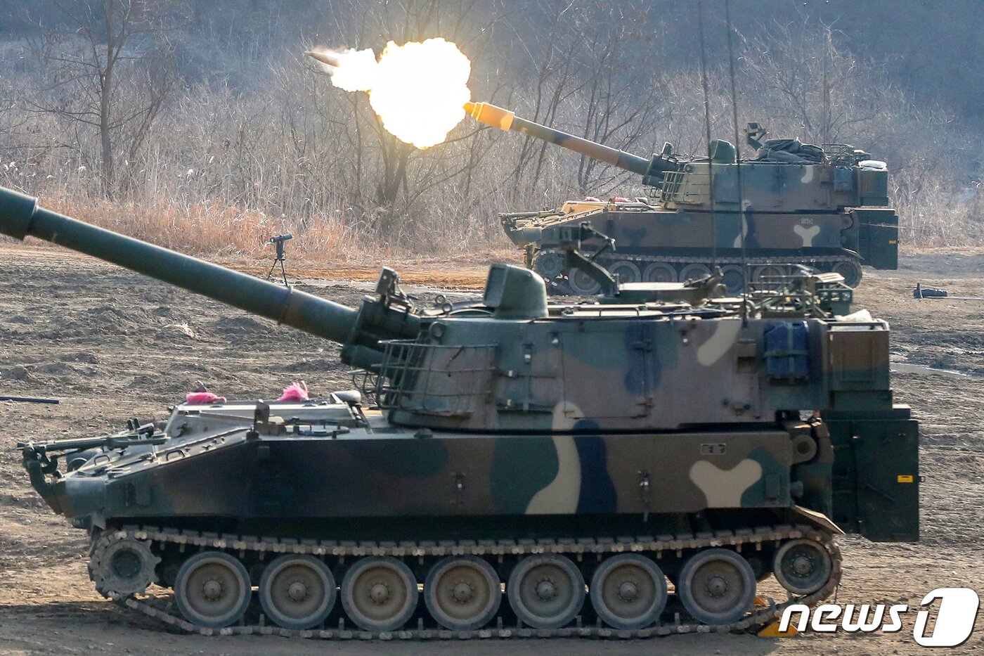 [뉴스1PICK]'초탄필중'…지축 흔들며 불 뿜는 K-55A1 자주포 - 뉴스1