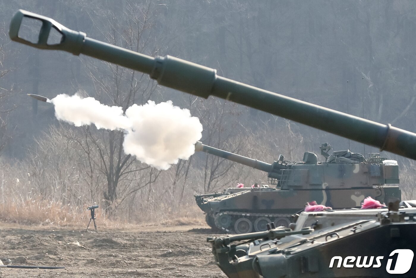 [뉴스1PICK]'초탄필중'…지축 흔들며 불 뿜는 K-55A1 자주포 - 뉴스1