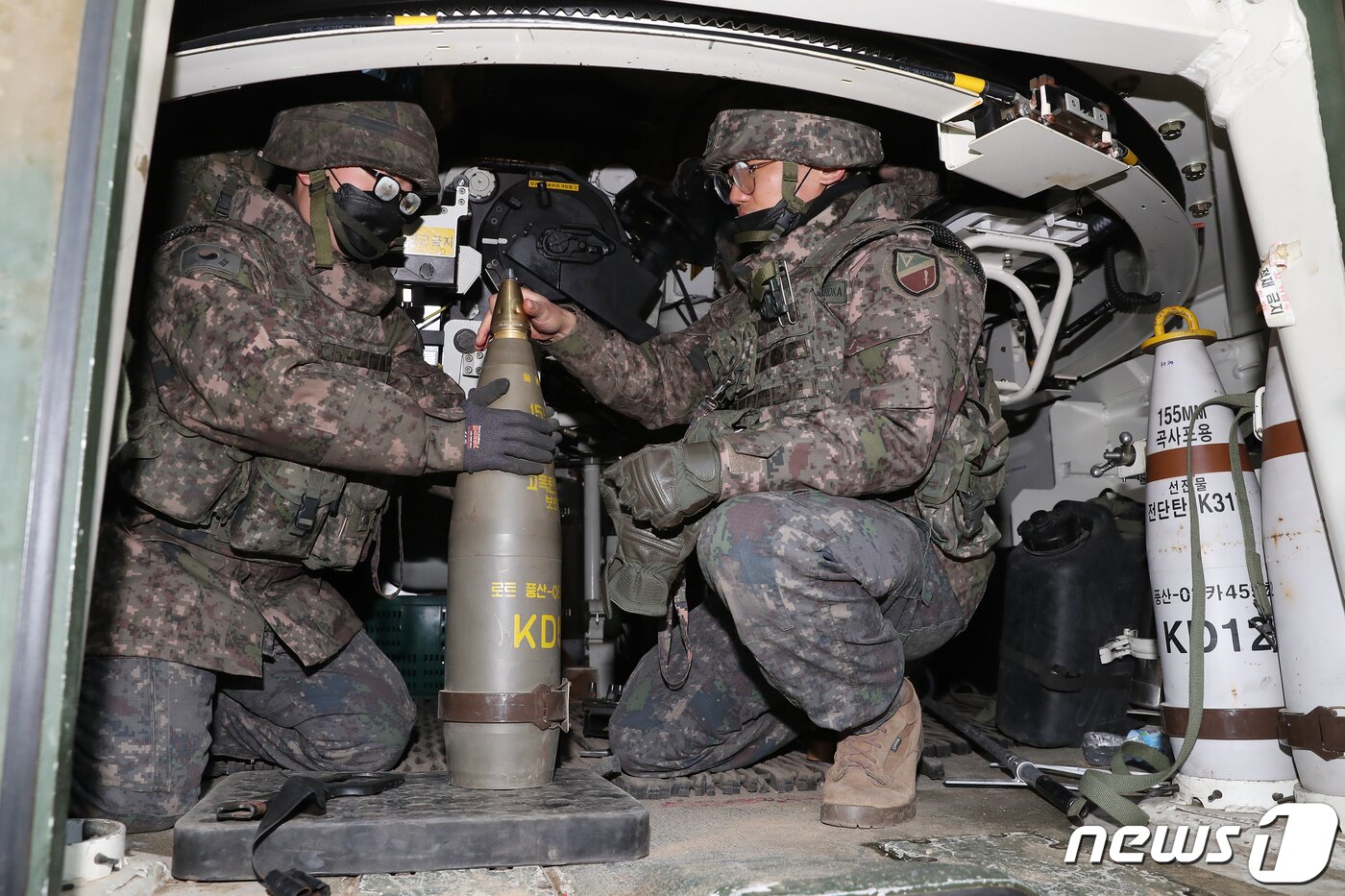 [뉴스1PICK]'초탄필중'…지축 흔들며 불 뿜는 K-55A1 자주포 - 뉴스1