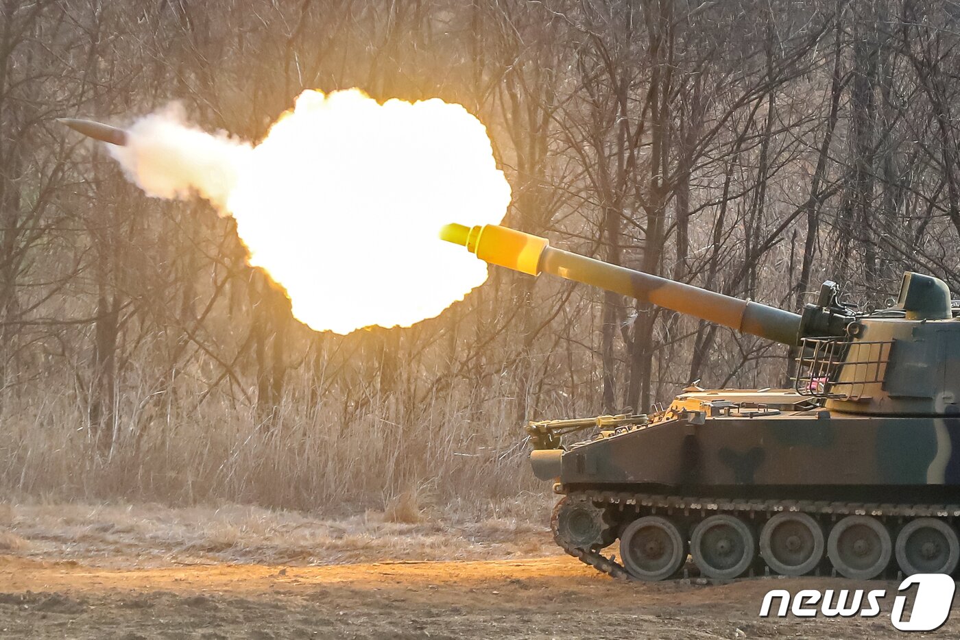 [뉴스1PICK]'초탄필중'…지축 흔들며 불 뿜는 K-55A1 자주포 - 뉴스1