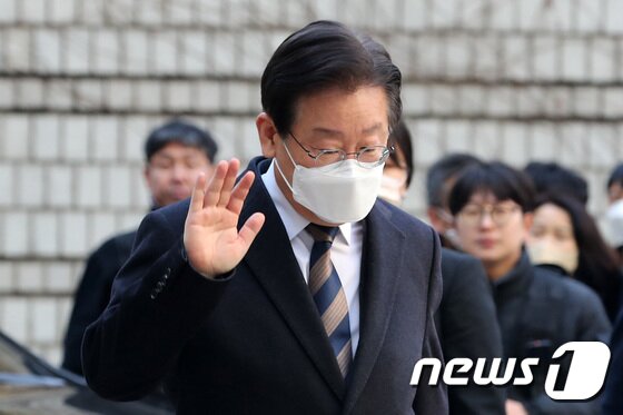 이재명 선거법 위반 첫 재판 출석…檢 소환 때와 달리 묵묵부답 종합