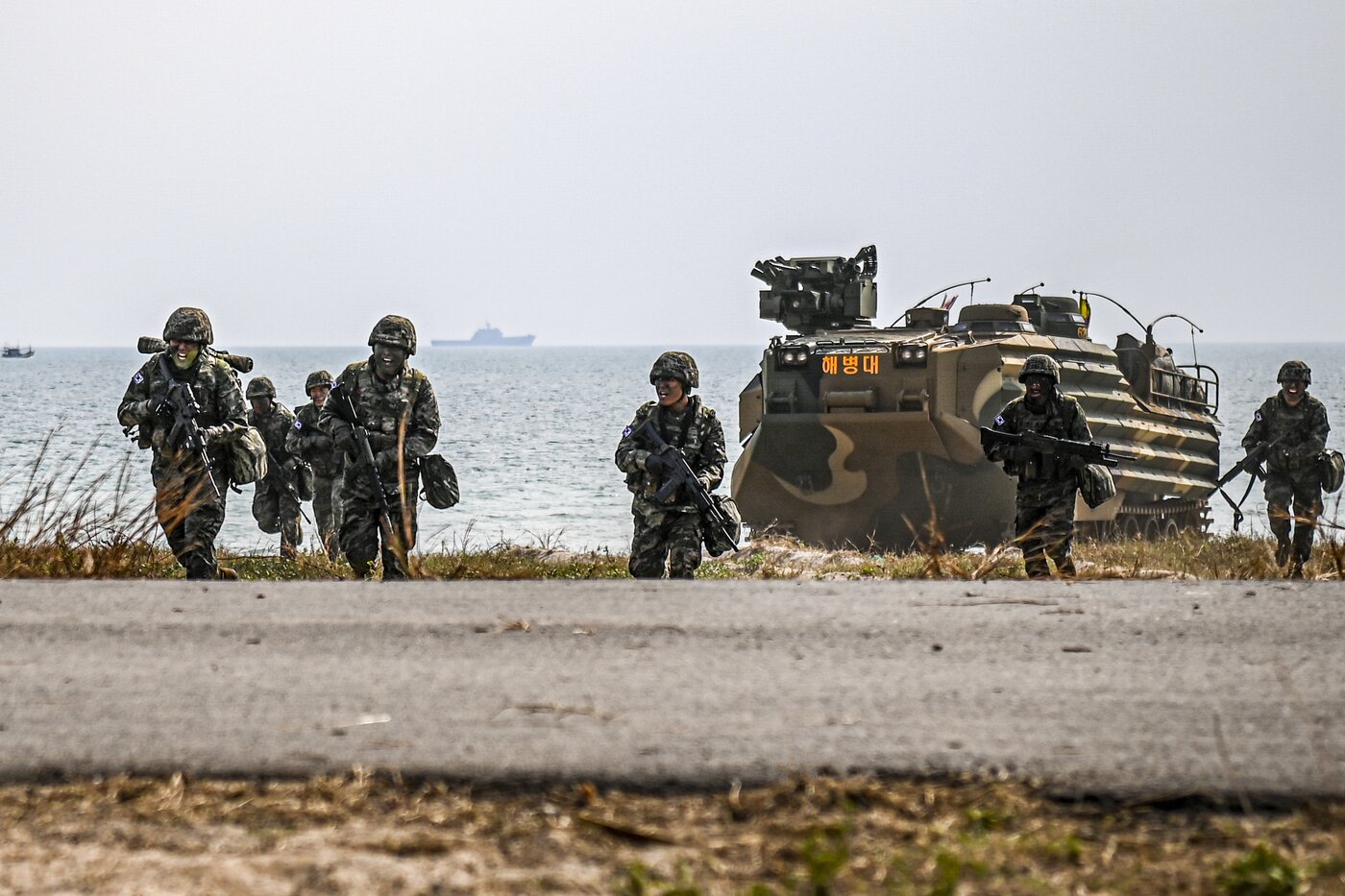 [코브라골드 르포]해병대 KAAV '적 해안 상륙 개시!'… 공중에선 美 F-35 엄호 - 뉴스1