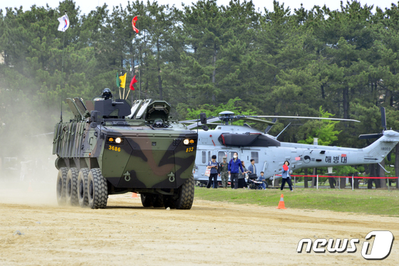 달려라 해병대 K-808차륜형 장갑차 - 뉴스1