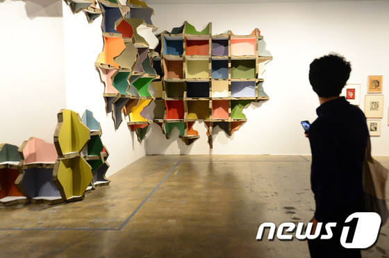 벽을 활용한 전시 - 뉴스1