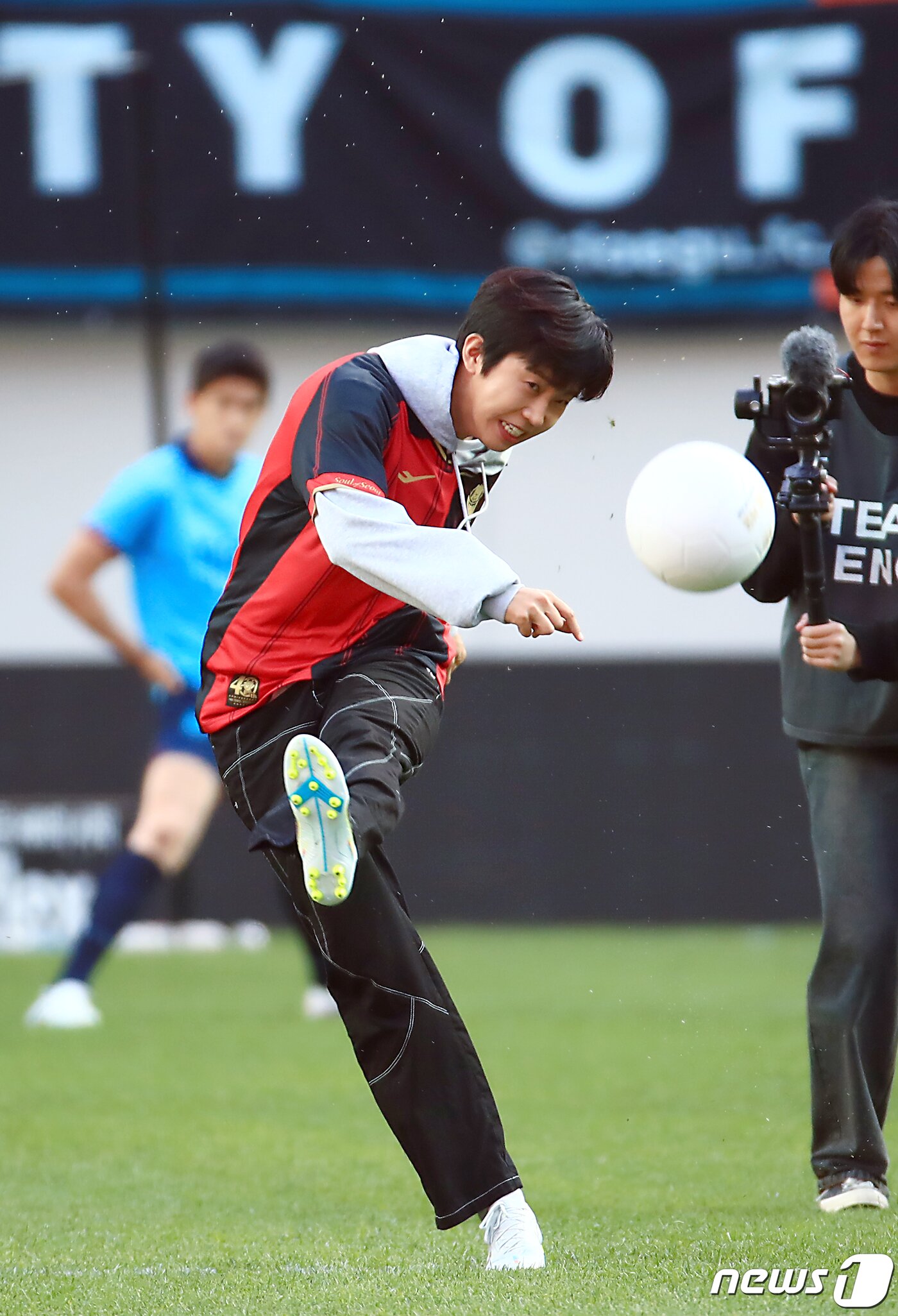 [뉴스1 PICK] '성공한 축덕' 임영웅이 상암에 떴다 - 뉴스1