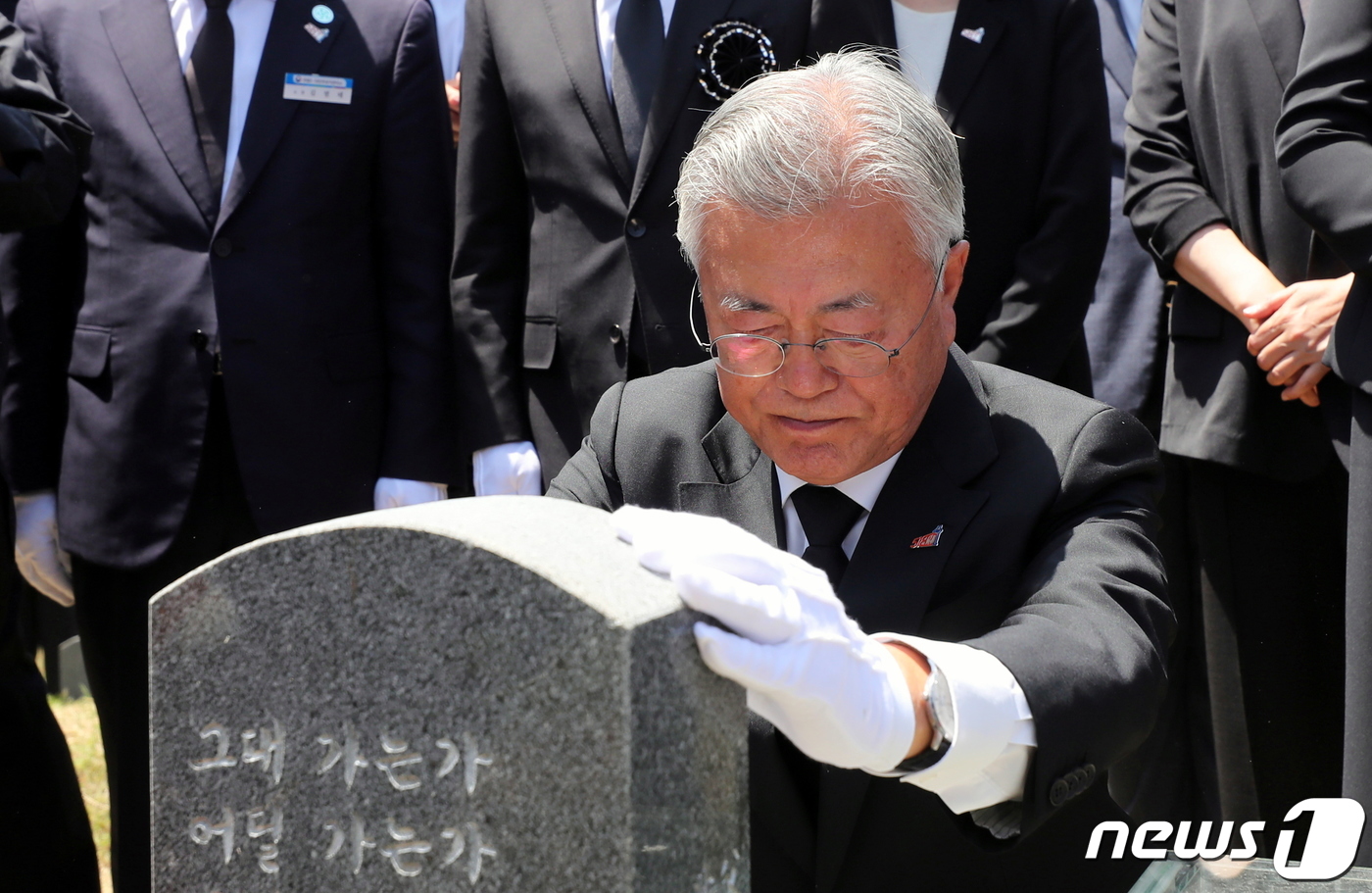 수염없는 멀끔한 문재인…5·18참배하러 1년만에 면도 종합 뉴스1