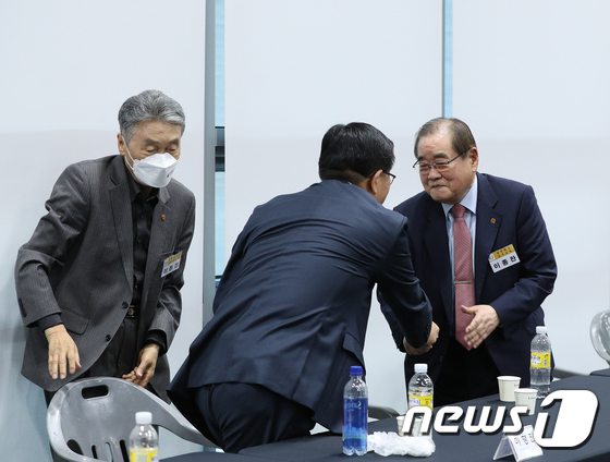 당선 축하받는 이종찬 신임 광복회장 뉴스1