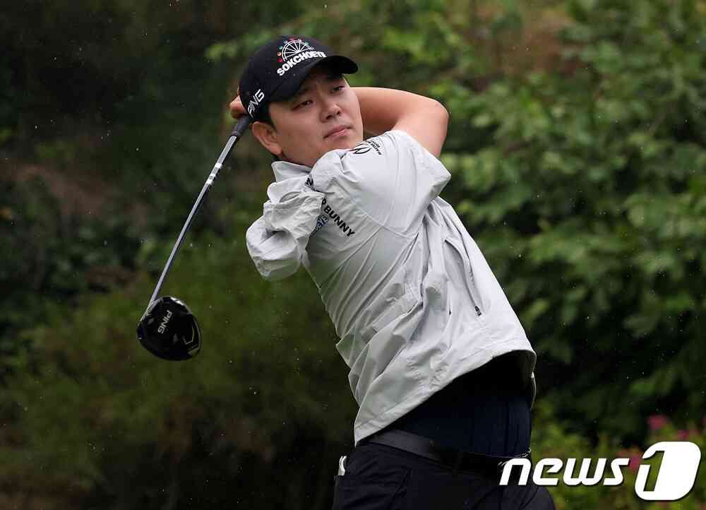 이정환, KPGA 선수권 3R 선두 도약…5년 만에 우승 겨냥 - 뉴스1