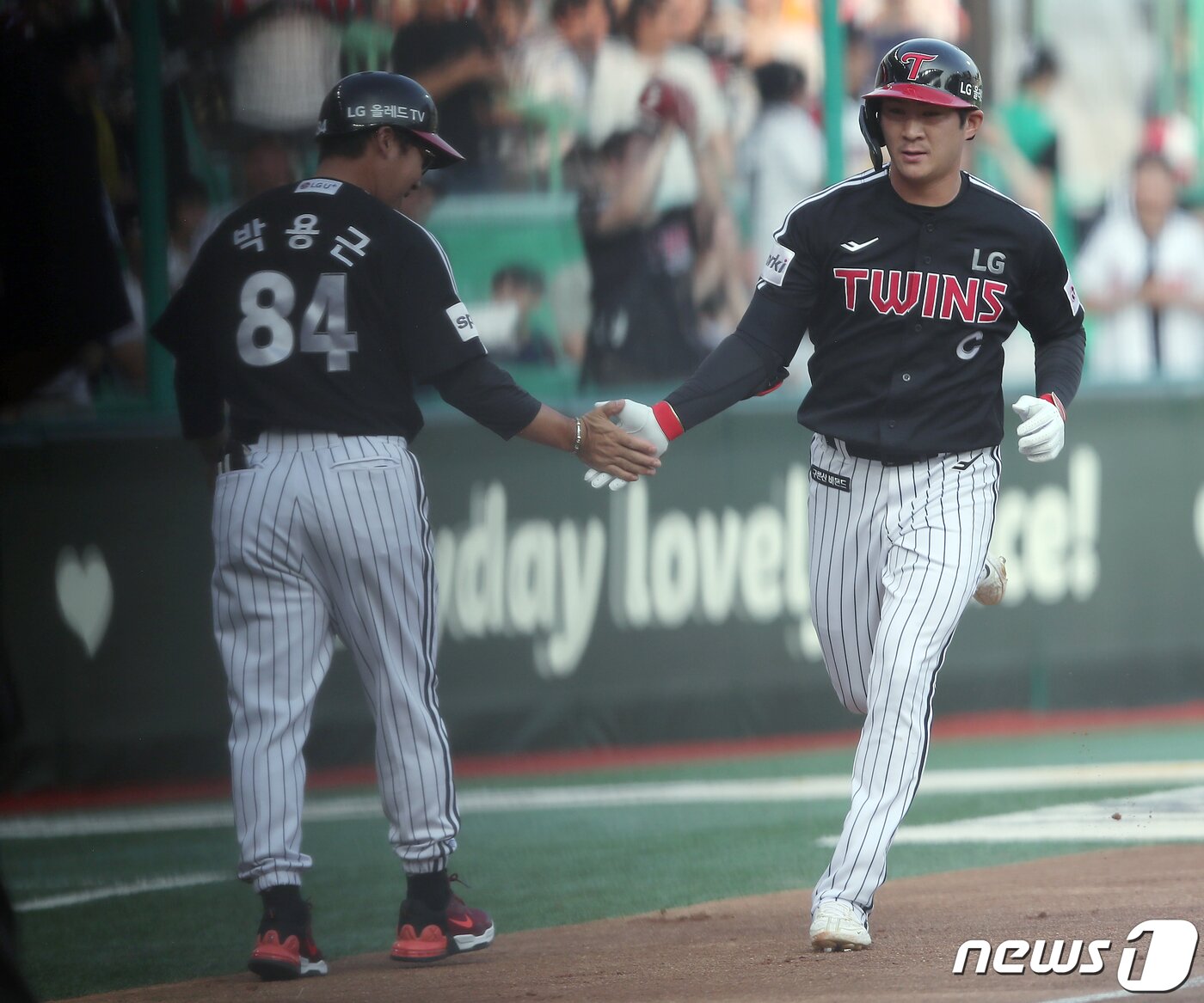'3홈런 18안타' LG, SSG에 14-0 완승…일주일 만에 선두 탈환 - 뉴스1