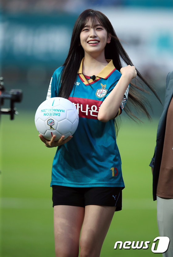 시축 마친 안유진, 여신 미모 활짝 - 뉴스1