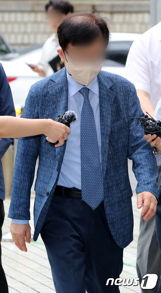 'KT 일감 몰아주기' KDFS 대표 영장심사 출석 - 뉴스1