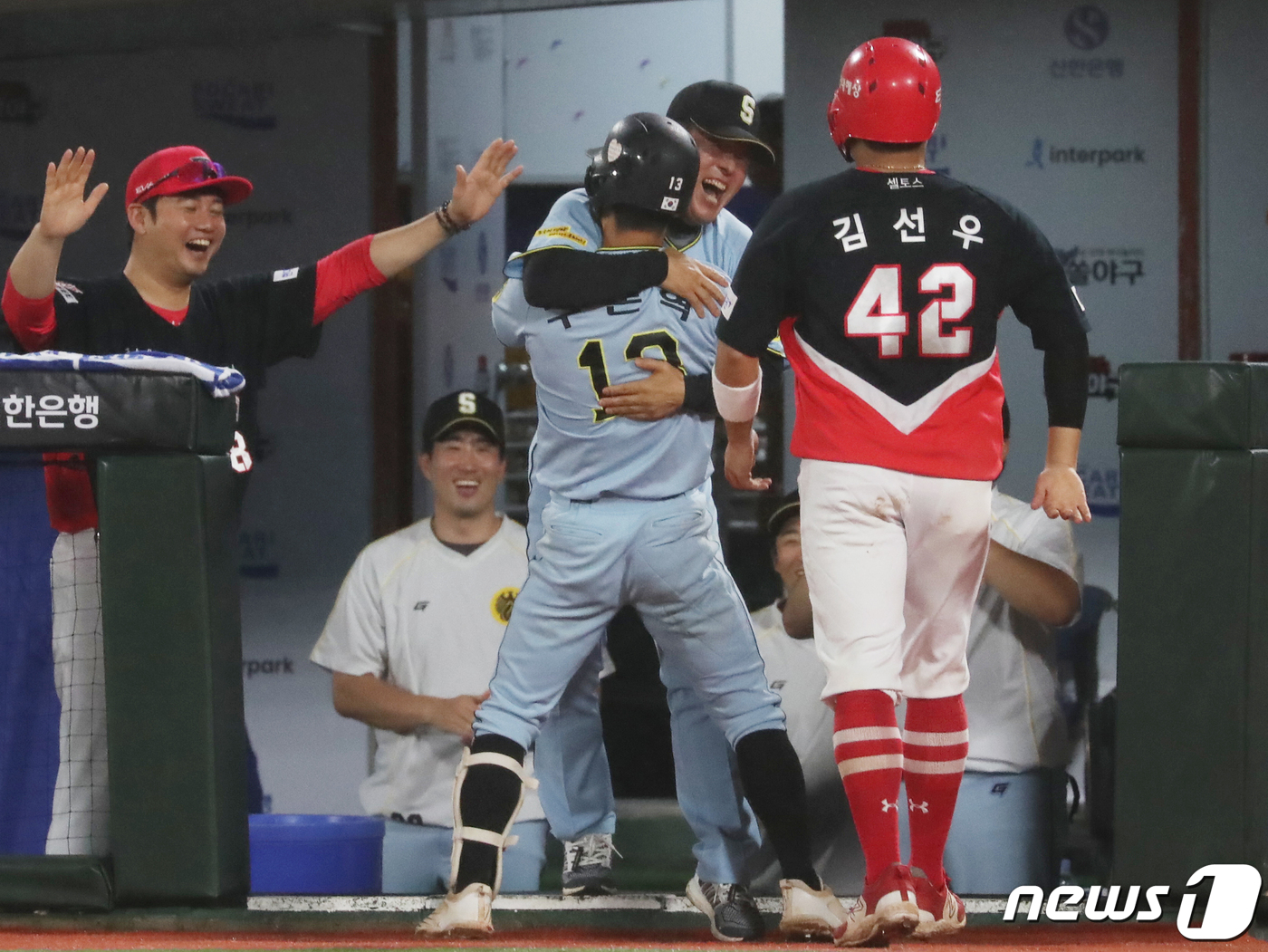 박치왕 감독에게 축하 받는 구본혁 - 뉴스1