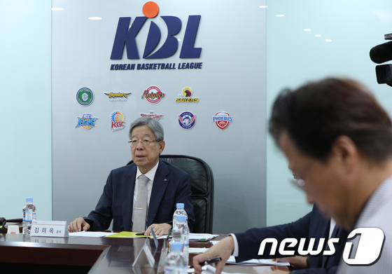 KBL 임시총회 주재하는 김회옥 총재 - 뉴스1