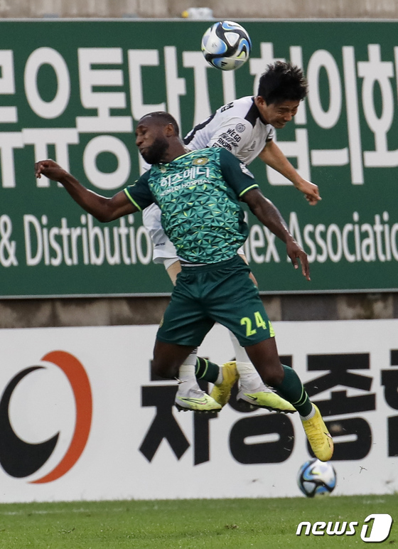 치열한 공중볼 다툼 뉴스1