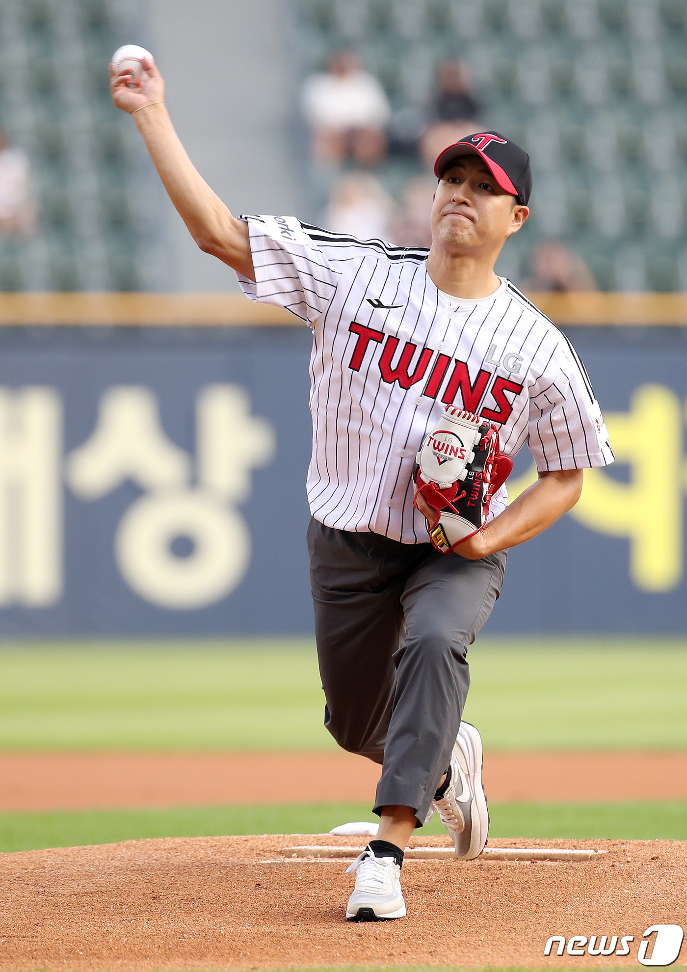 파트너스데이 맞아 시구하는 유현종 NHN링크 이사 - 뉴스1