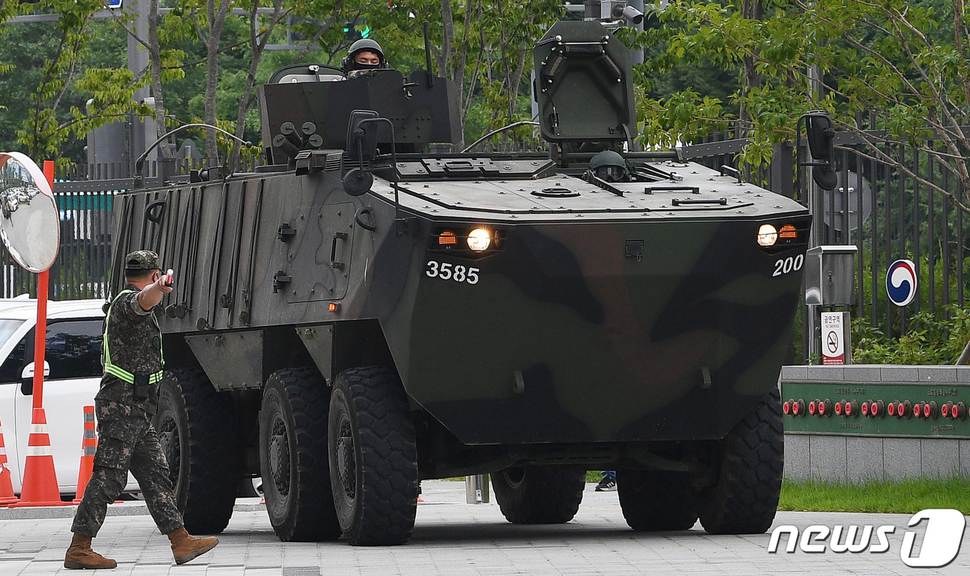 정부세종청사를 지켜라, K806장갑차 출동 - 뉴스1