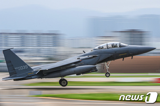 이륙하는 공군 제11전투비행단 F-15K 전투기 - 뉴스1