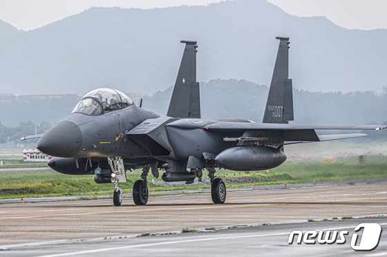 지상활주하는 F-15K 전투기 - 뉴스1