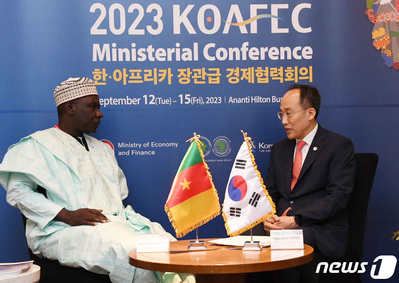 대화 나누는 추경호 부총리·카메룬 경제기획부 장관 - 뉴스1