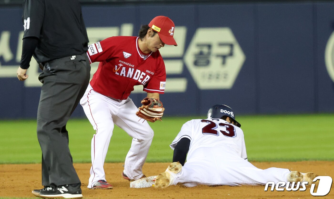 프로야구 '유료 중계' 시대 열렸다…KBO, CJ ENM과 1350억원에 계약 체결 - 뉴스1