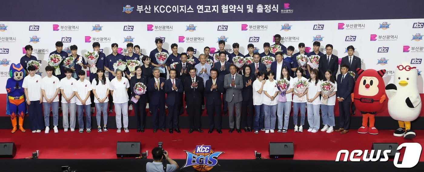 기념 촬영하는 KCC이지스와 BNK 썸 - 뉴스1