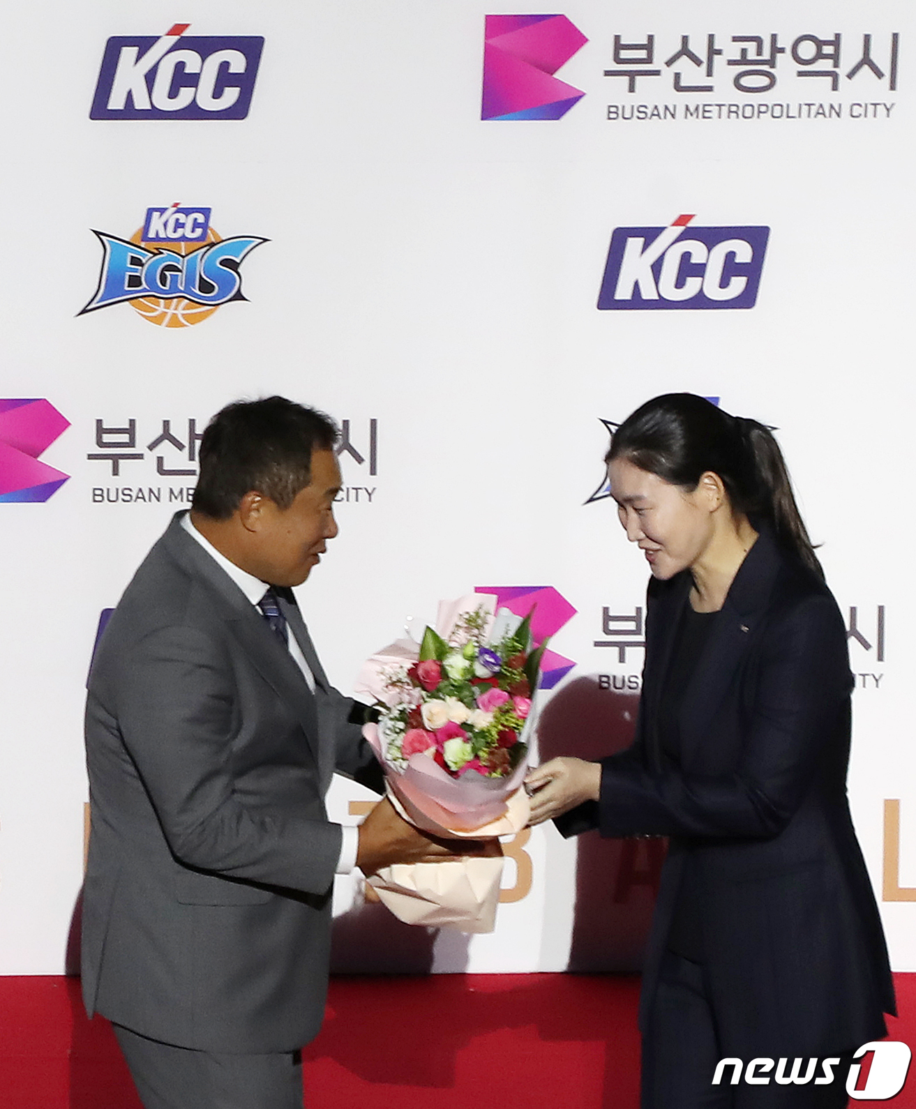 BNK 썸 박정은 감독에게 꽃다발 받는 KCC 전창진 감독 - 뉴스1