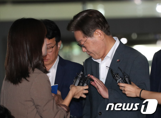 대북송금 의혹 관련 조사 마치고 검찰 나서는 이재명 대표 뉴스1