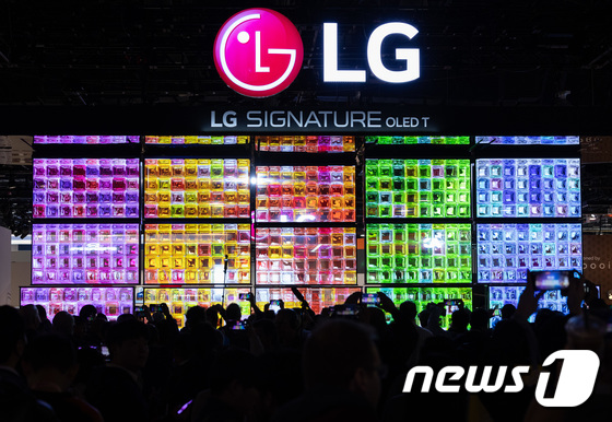 [CES2024]CES LG전자 전시관 찾은 관람객들 - 뉴스1