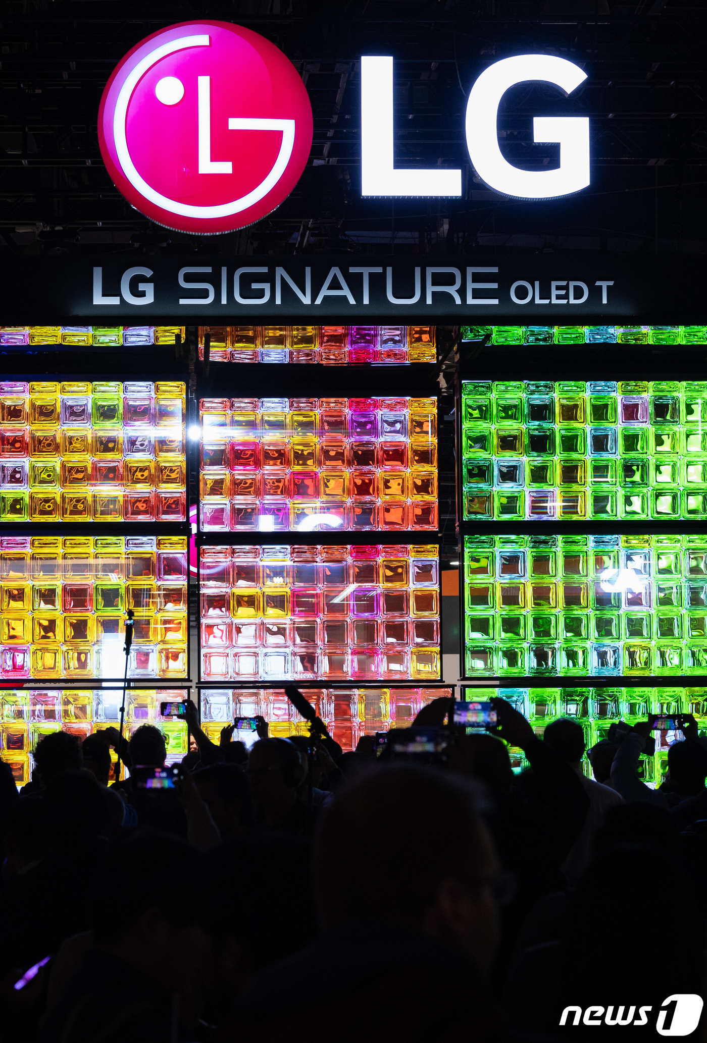 [CES2024]LG 전자 미디어 아트 살펴보는 관람객들 - 뉴스1