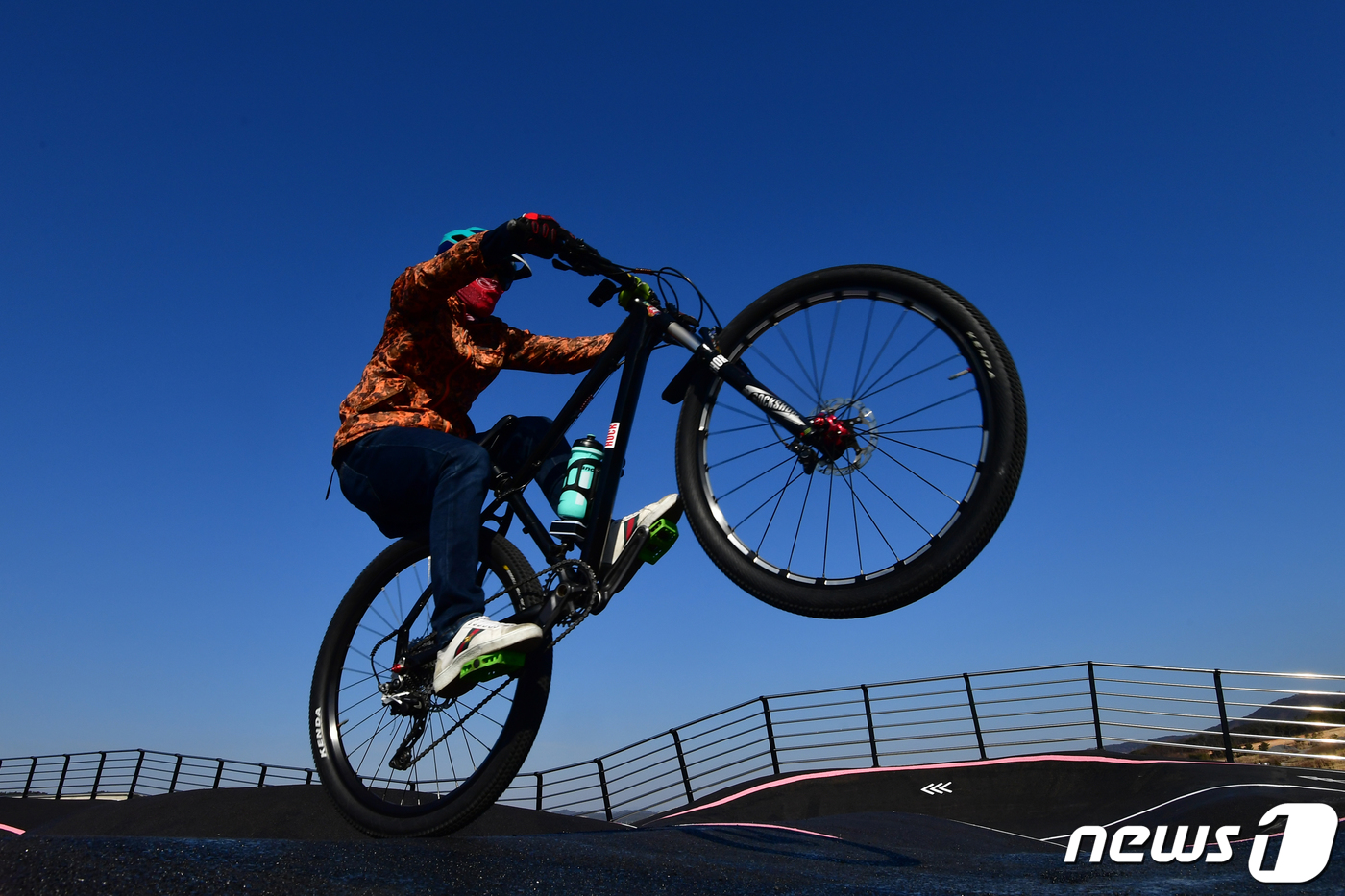 곡예 운전 - 뉴스1