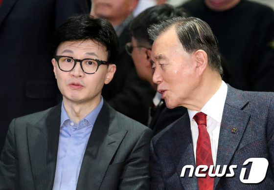 대화하는 한동훈-홍문표 - 뉴스1