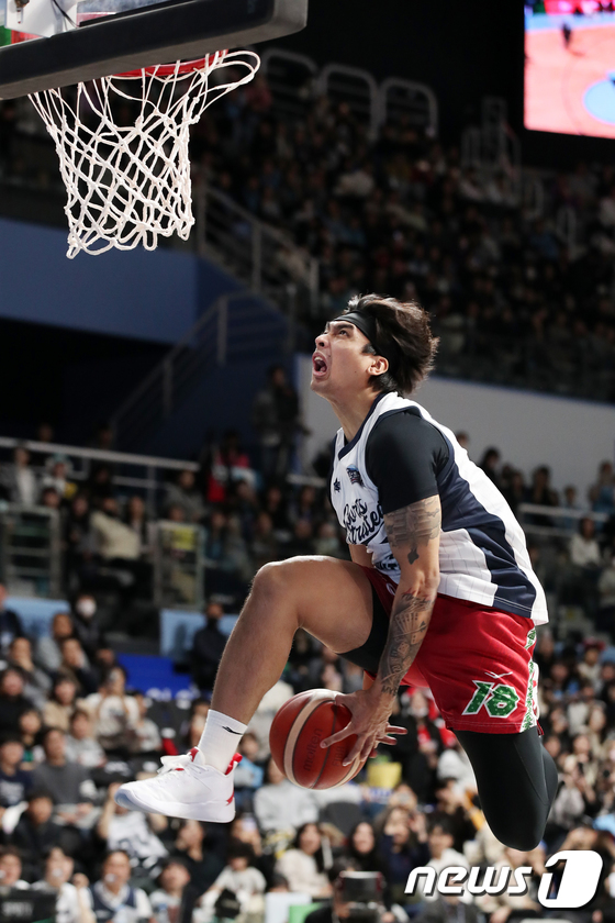 날아오른 구탕 '덩크슛' - 뉴스1