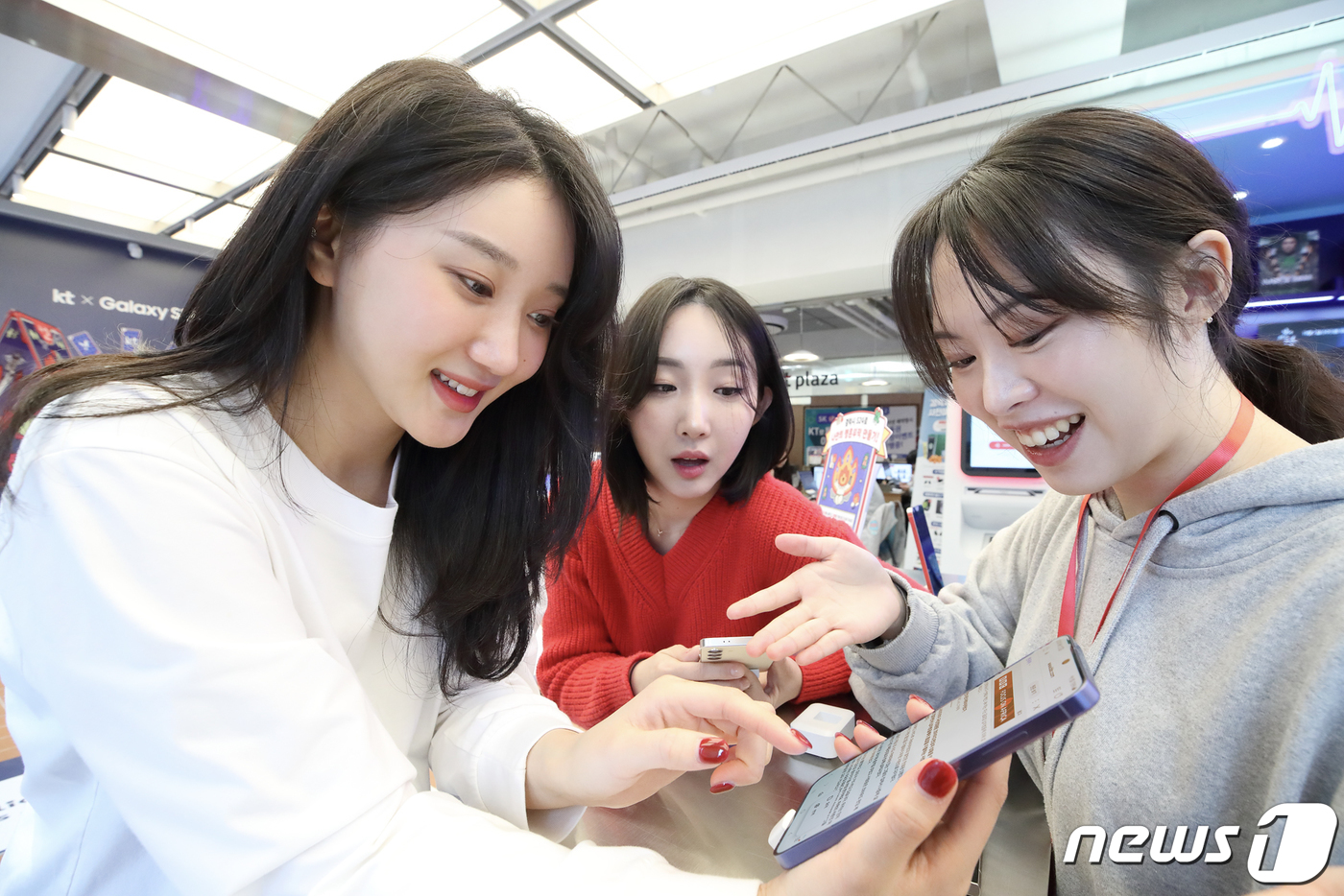 KT 홍대 애드샵플러스에 마련된 갤럭시S24 체험존 - 뉴스1