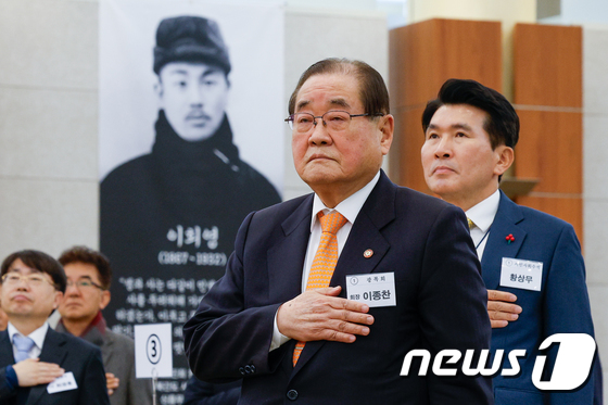 국기에 대한 경례하는 이종찬 회장·황상무 수석 뉴스1
