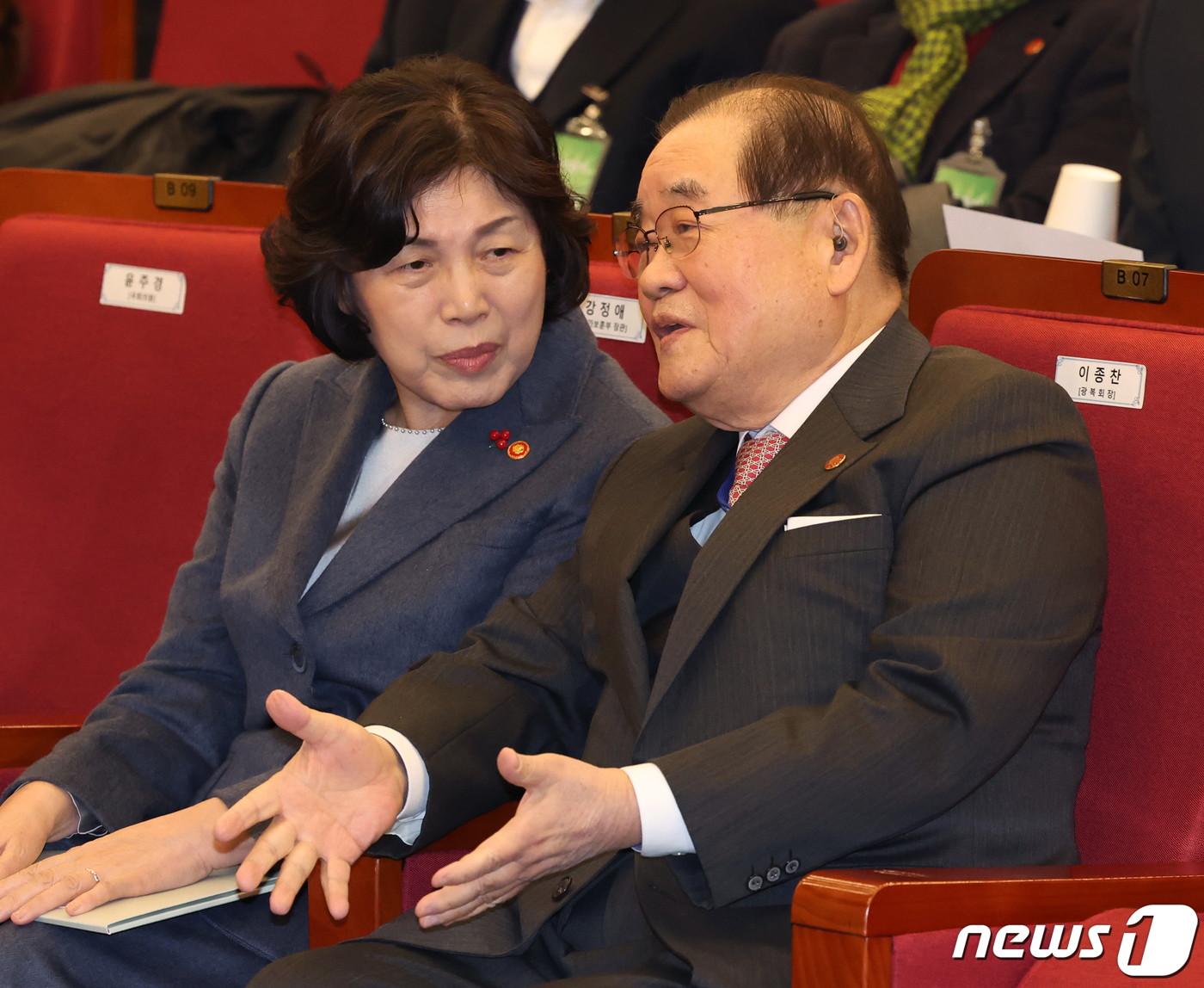 이승만 학술 토론회 대화 나누는 이종찬 광복회장과 강정애 장관 뉴스1
