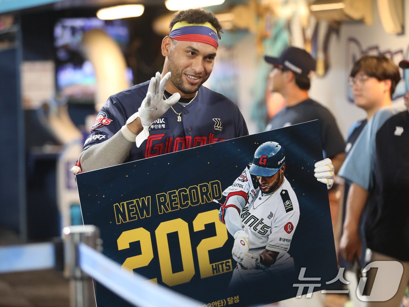레이예스, 서건창 넘었다…시즌 최종전서 '202안타' 최다 안타 신기록 - 뉴스1