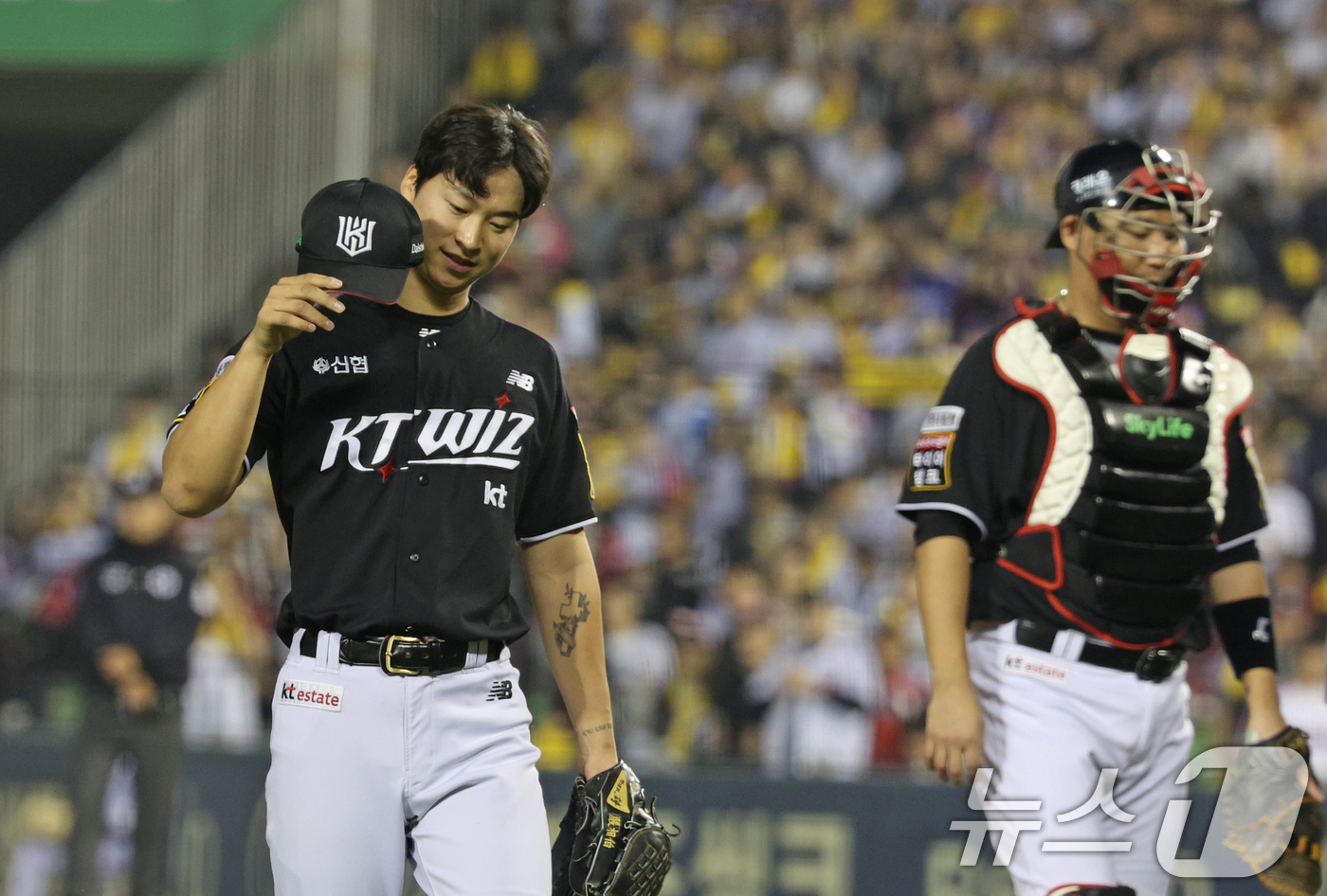 아쉬워하는 엄상백 - 뉴스1