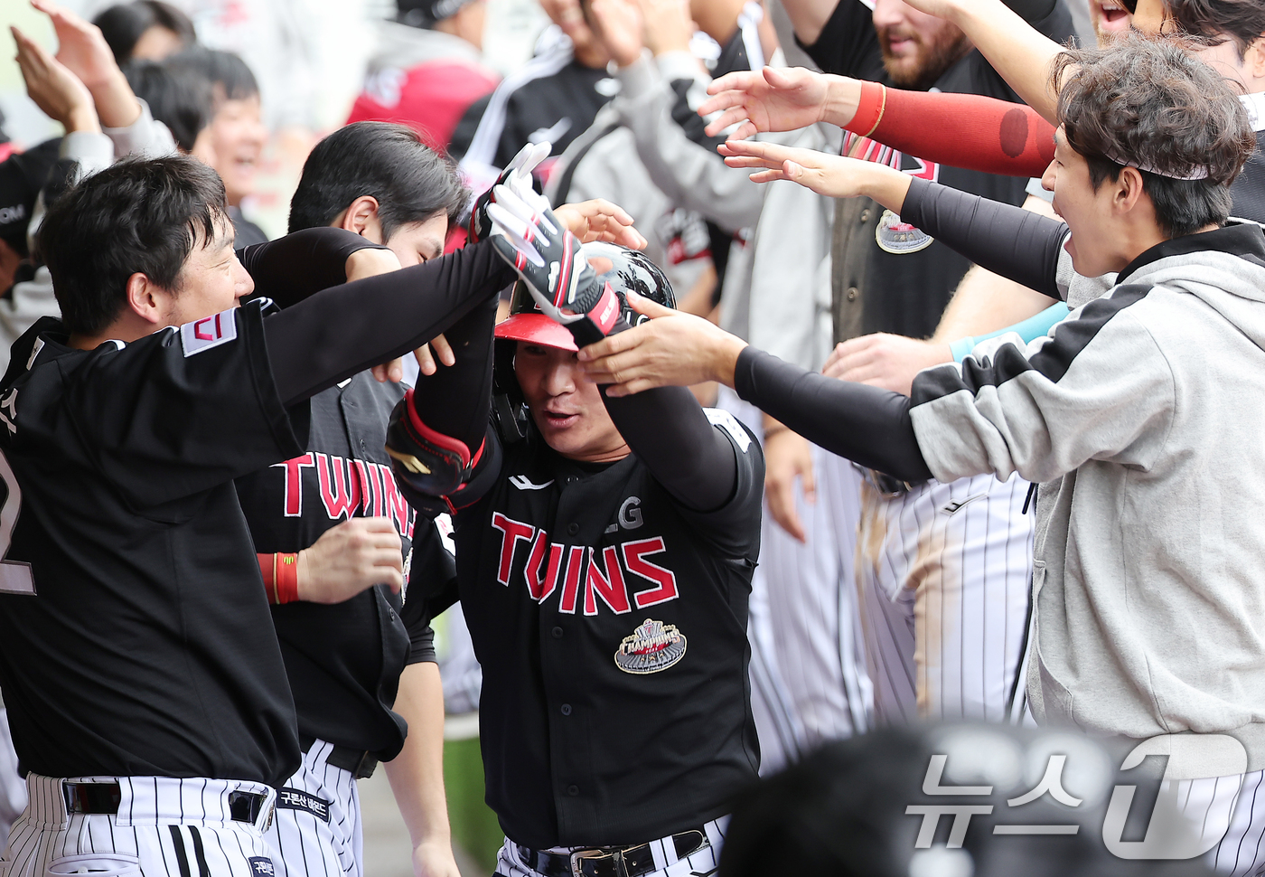 오지환, 추격의 솔로홈런 - 뉴스1