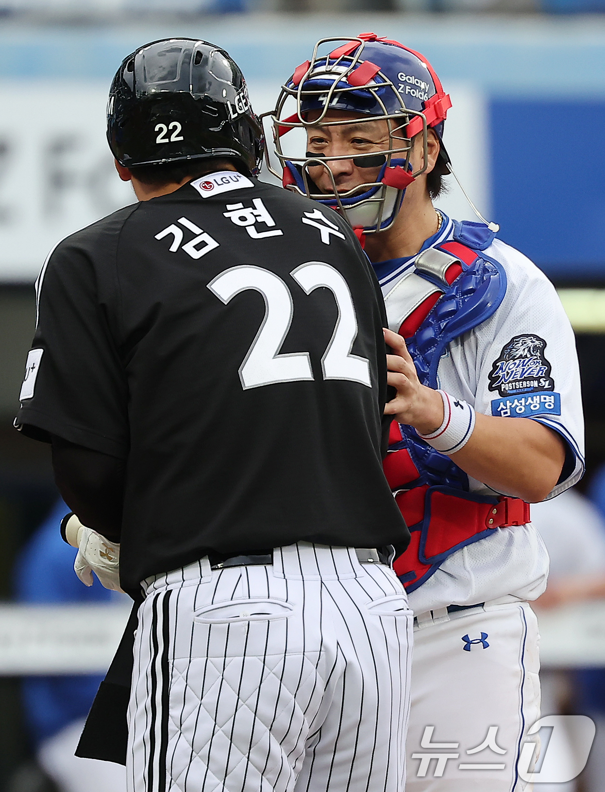 김현수 달래는 강민호 - 뉴스1