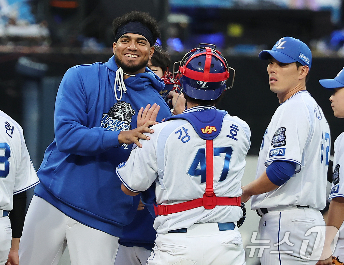 강민호와 기쁨 나누는 레예스 - 뉴스1