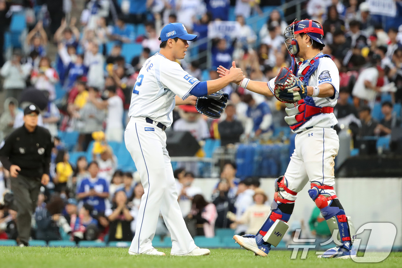 기뻐하는 삼성 김재윤·강민호 배터리 - 뉴스1