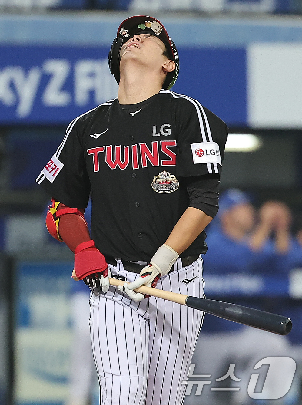 아쉬워하는 홍창기 - 뉴스1