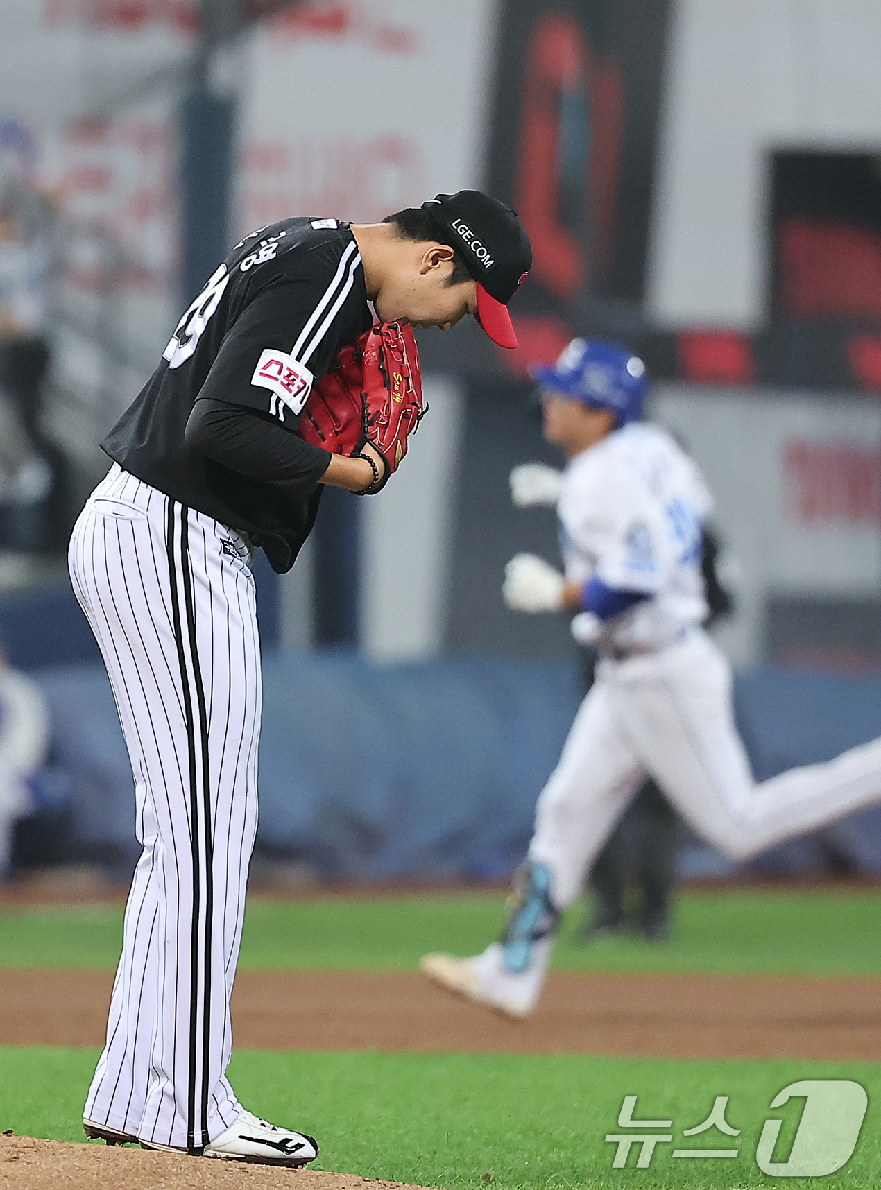 역전 허용에 고개 떨구는 손주영 - 뉴스1