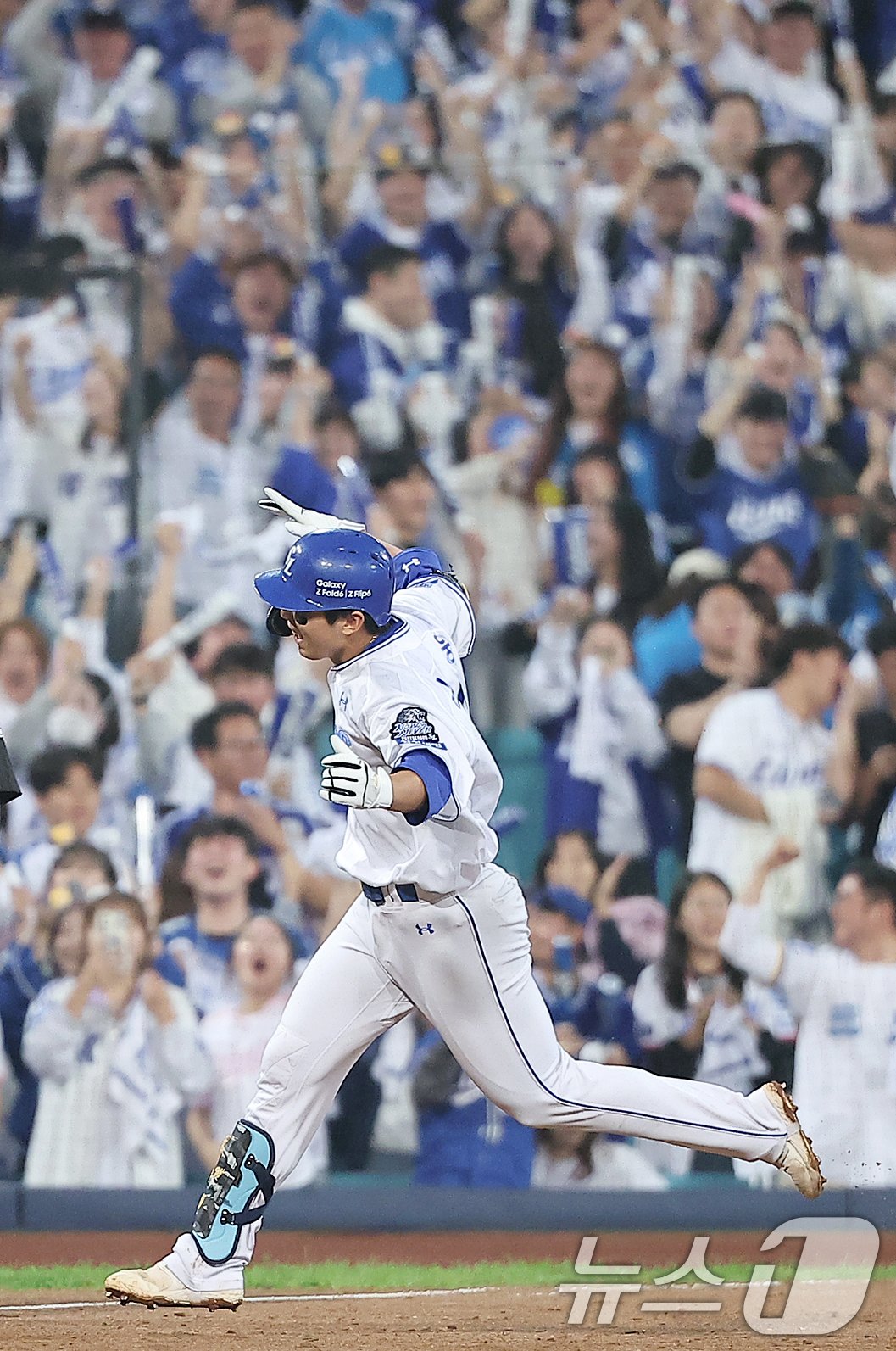 '2G 8홈런' 삼성, 팀 홈런 1위 다웠다…팀 ERA 2위 LG 격침[PO2] - 뉴스1