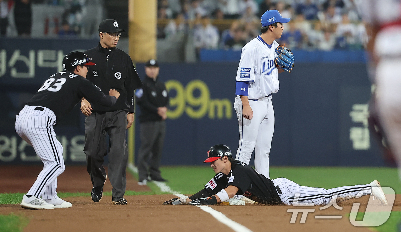3루까지 진루에 성공하는 신민재 - 뉴스1